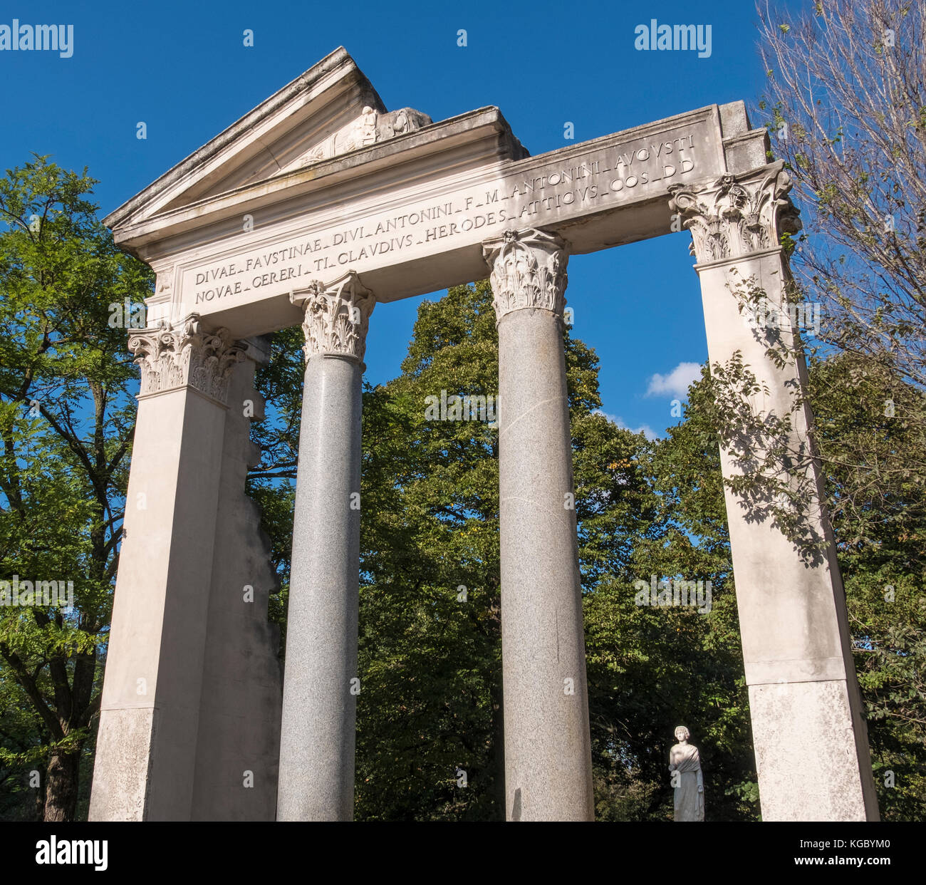 Tempio di annia faustina und cerere -Fotos und -Bildmaterial in hoher Auflösung – Alamy