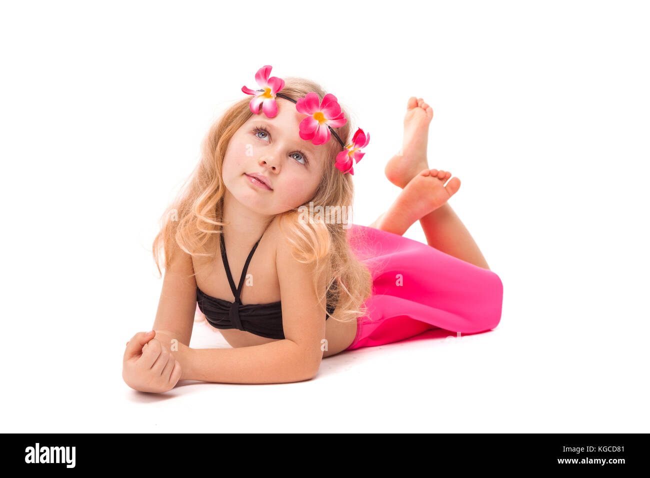 Nettes hübsches kleines Mädchen in schwarzen Bikini, pink Rock und rosa ... Nettes hübsches kleines Mädchen in schwarzen Bikini, pink Rock und rosa ...