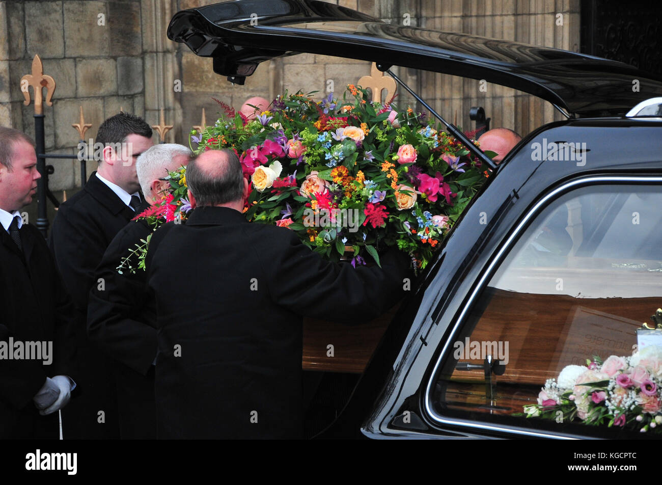 Familienmitglieder kommen zur Beerdigung von Liz Dawn, der beliebten ...