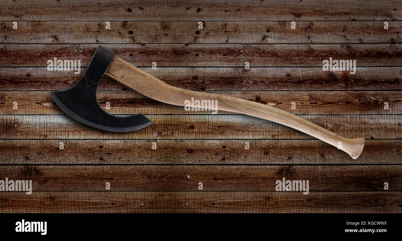 Alte Streitaxt auf der Holzplatte Hintergrund Stockfotografie - Alamy