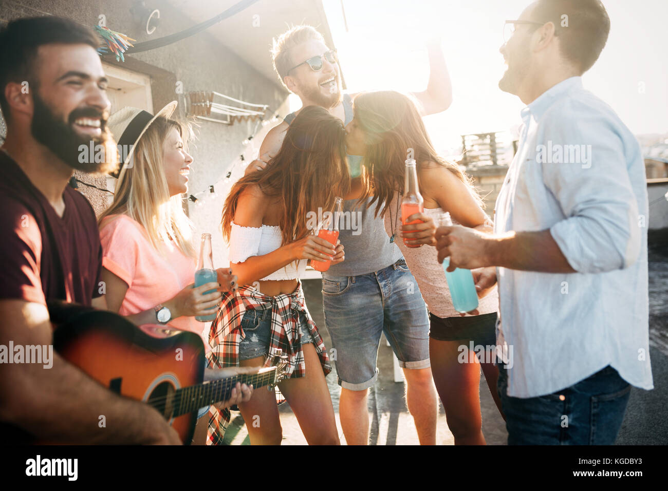 Freunde Mit Party Auf Dem Dach Stockfotos und -bilder Kaufen - Alamy