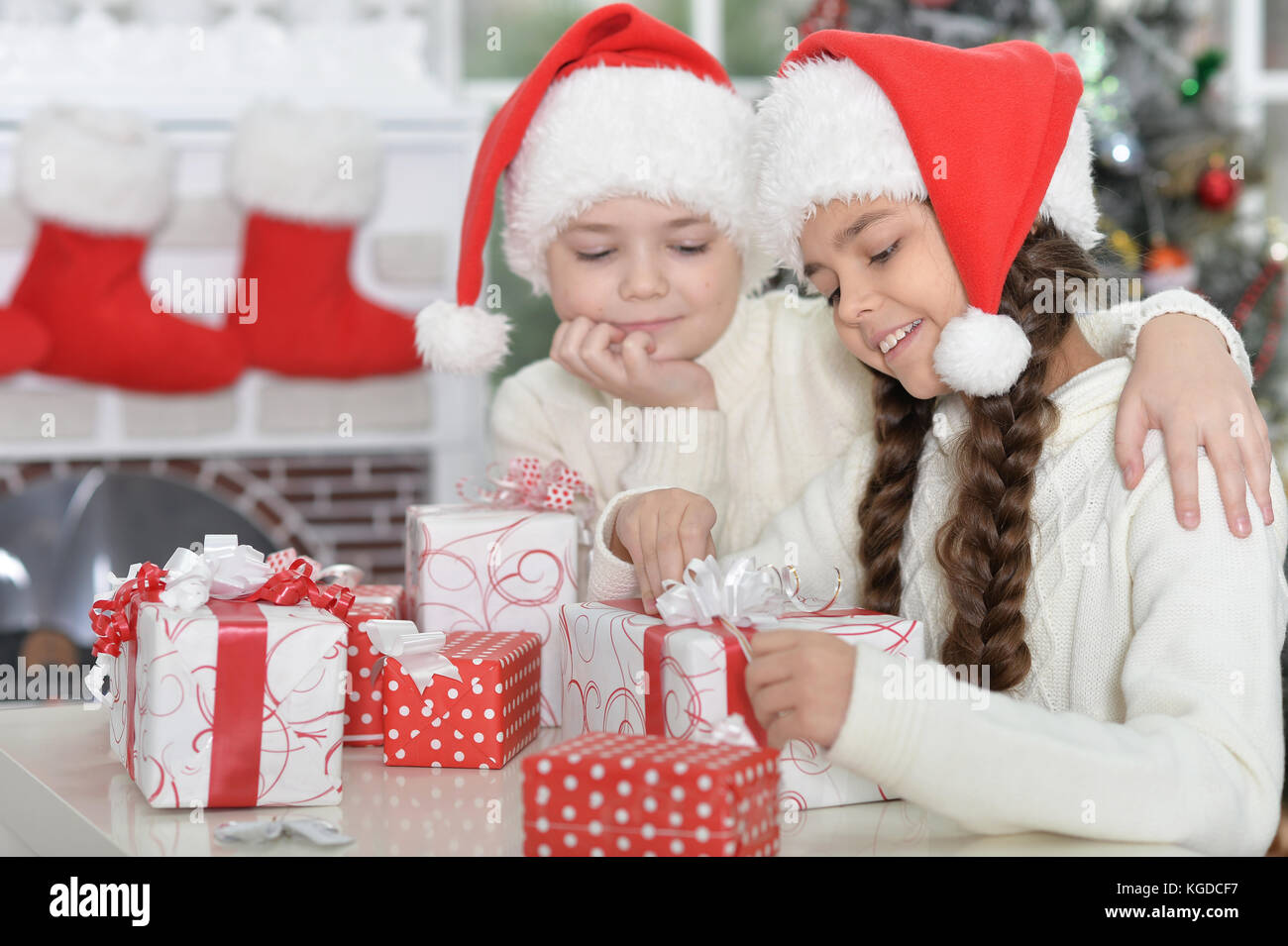Kinder warten auf geschenke -Fotos und -Bildmaterial in hoher Auflösung ...