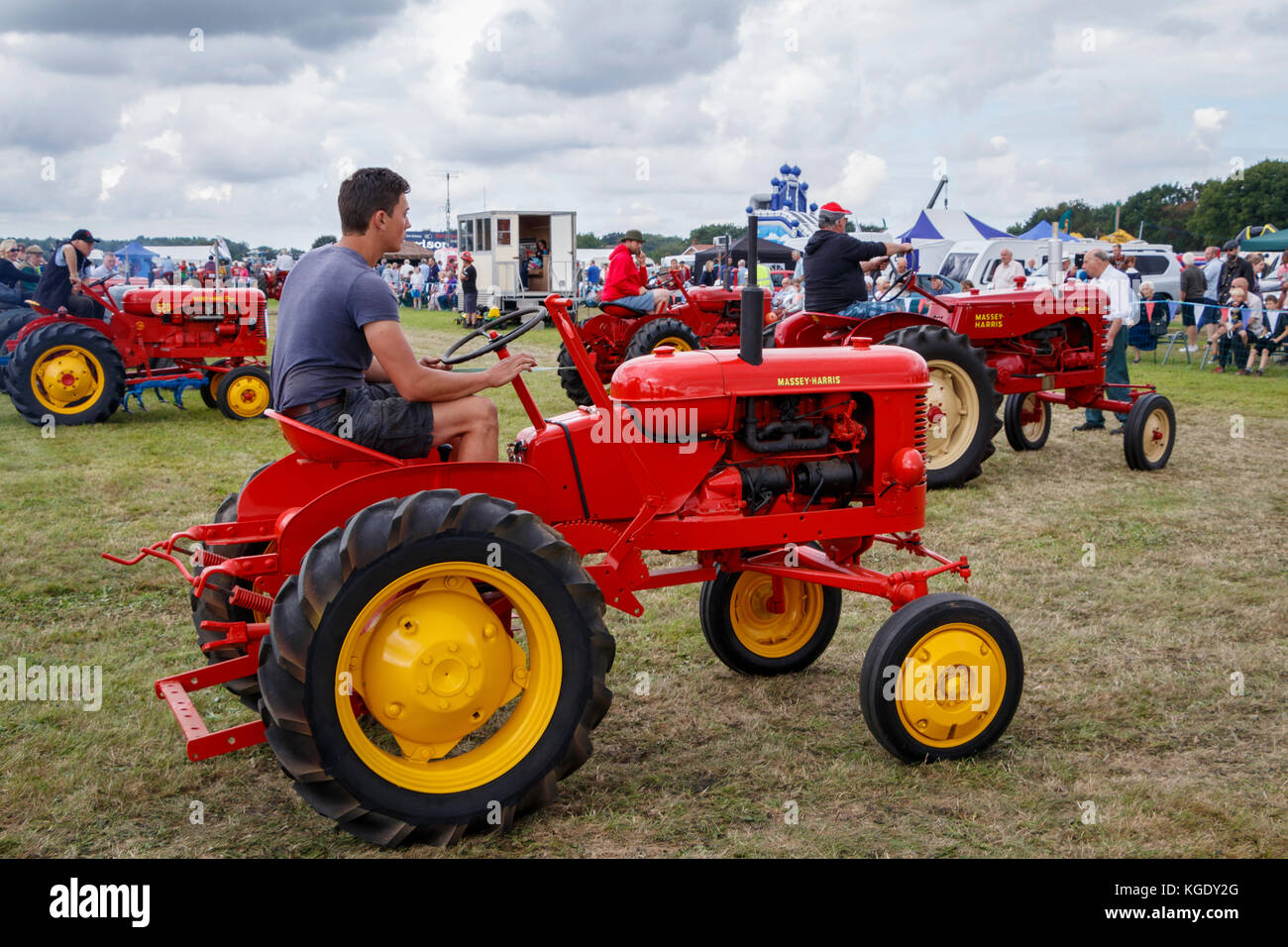 Massey harris farm tractor -Fotos und -Bildmaterial in hoher Auflösung ...