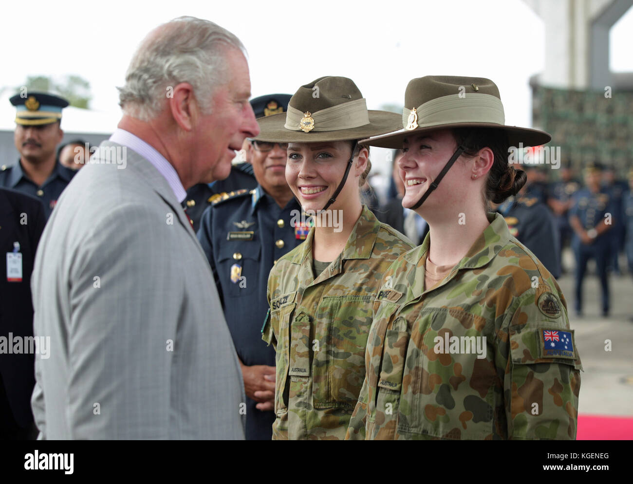Der Prinz von Wales trifft auf die private Brydie Schultz (links) und ...