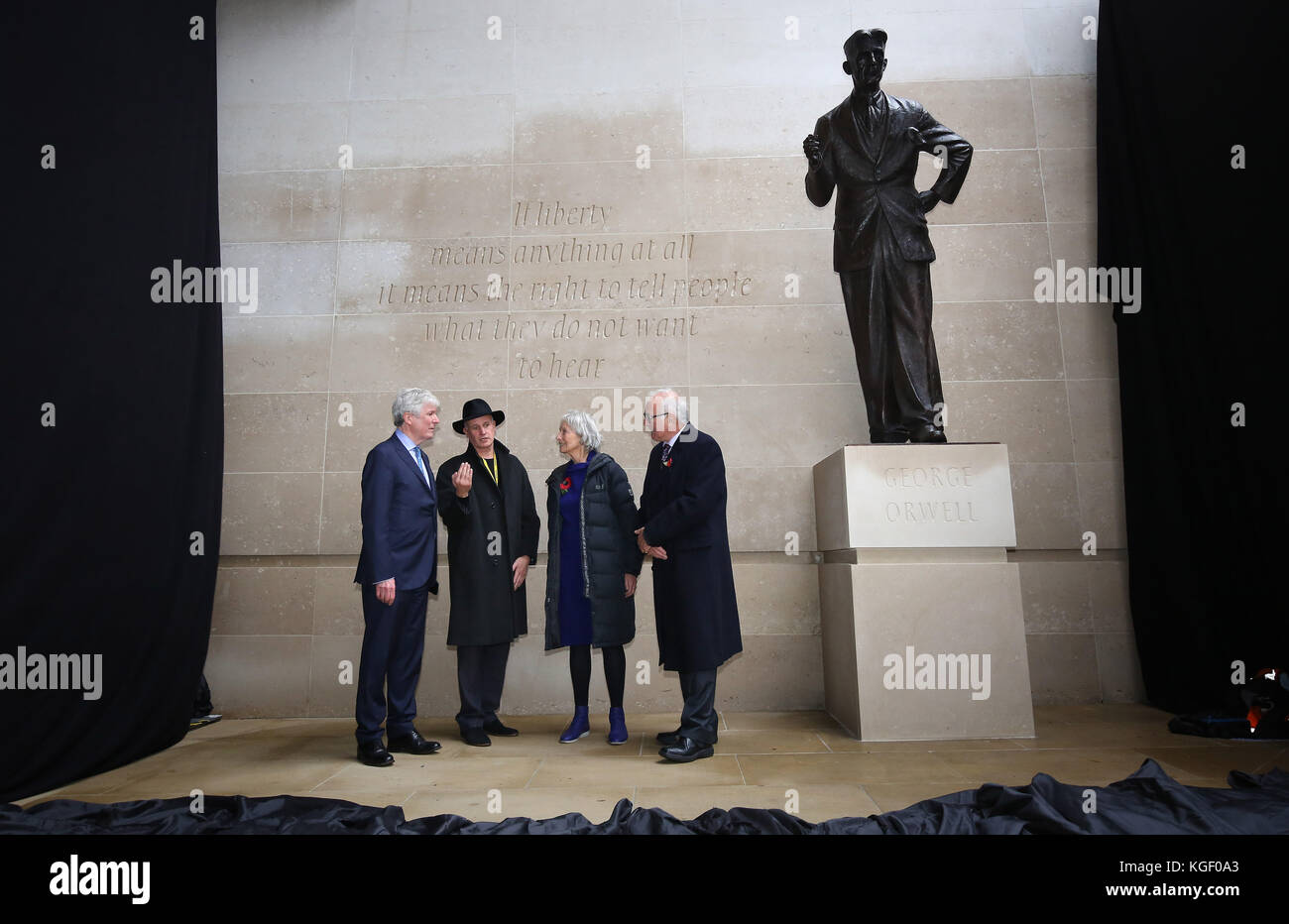 Eine bronzestatue george orwell -Fotos und -Bildmaterial in hoher ...