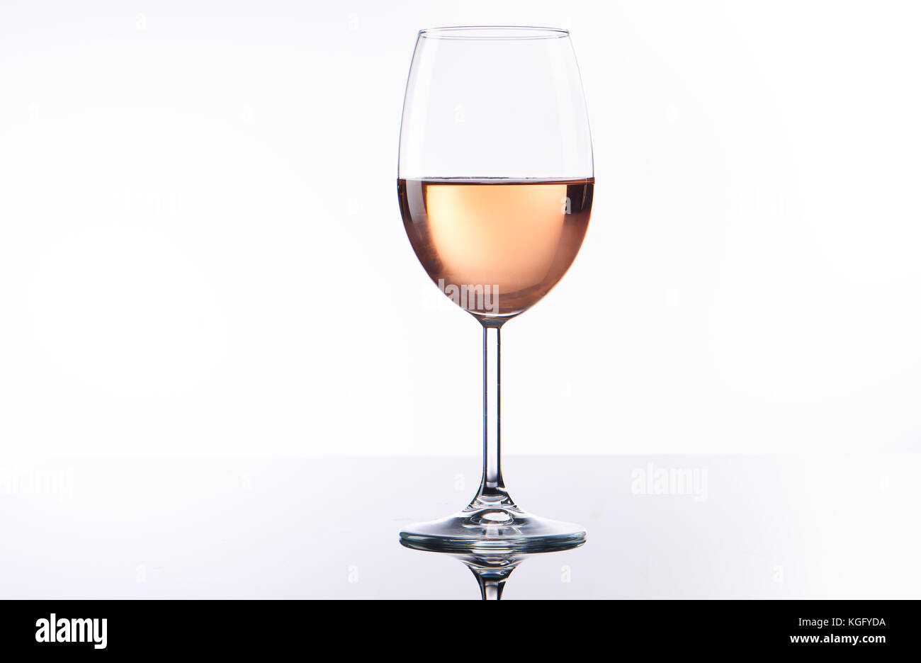 Glas Rose Wein auf weißem Hintergrund Stockfotografie - Alamy