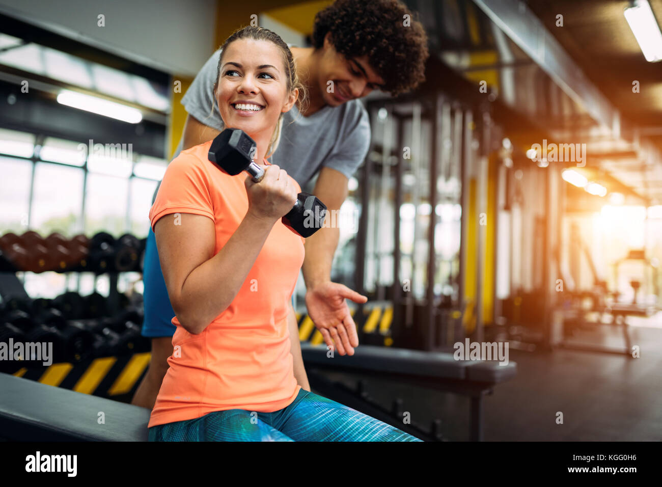 Junge schöne Frau Übungen mit Personal Trainer Stockfotografie - Alamy