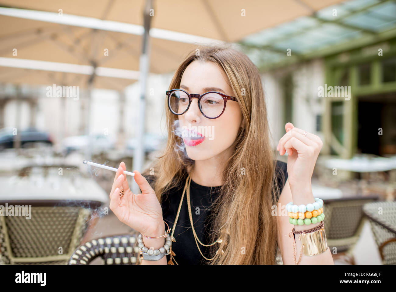 Rauchende frau -Fotos und -Bildmaterial in hoher Auflösung – Alamy