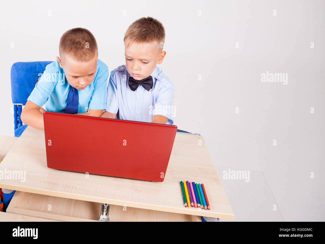 Jungen an einen Computer im Internet Unterricht Stockfotografie - Alamy