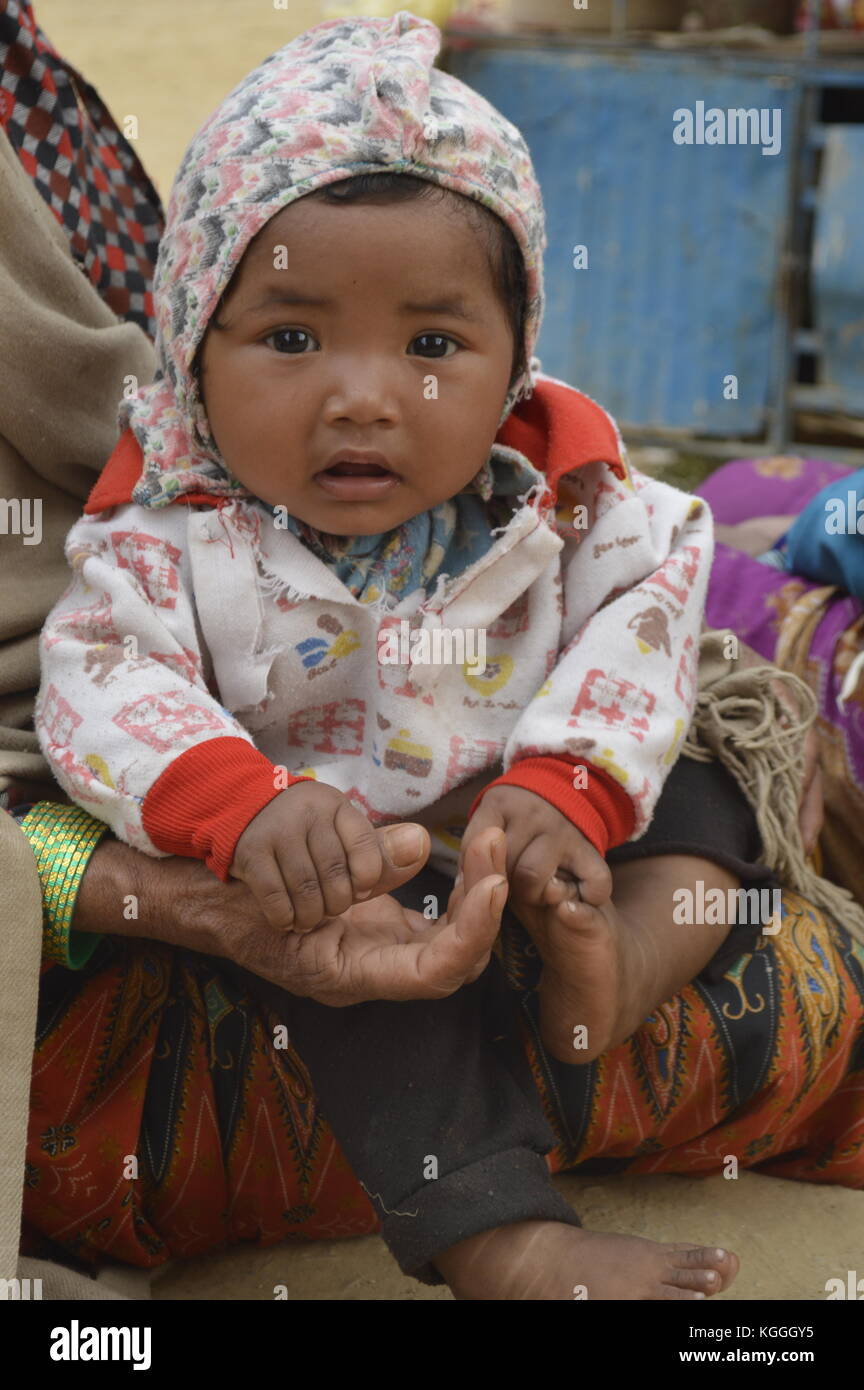 Alte nepalesische Großmutter mit kleinem Enkelkind auf dem Schoß. Hände ...