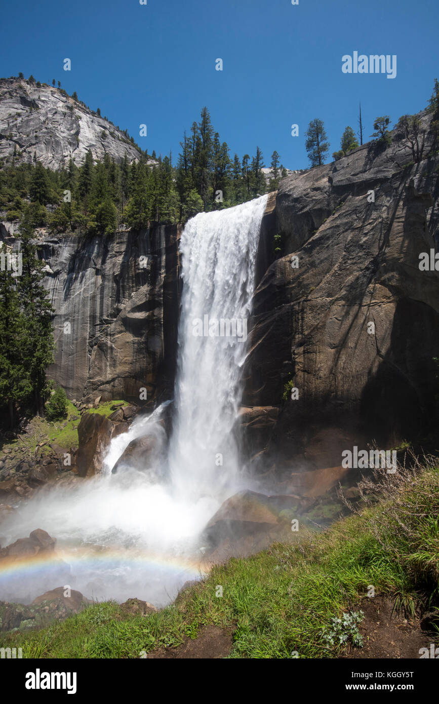 Vernal Falls mündet in den Merced River unten mit einem doppelten ...