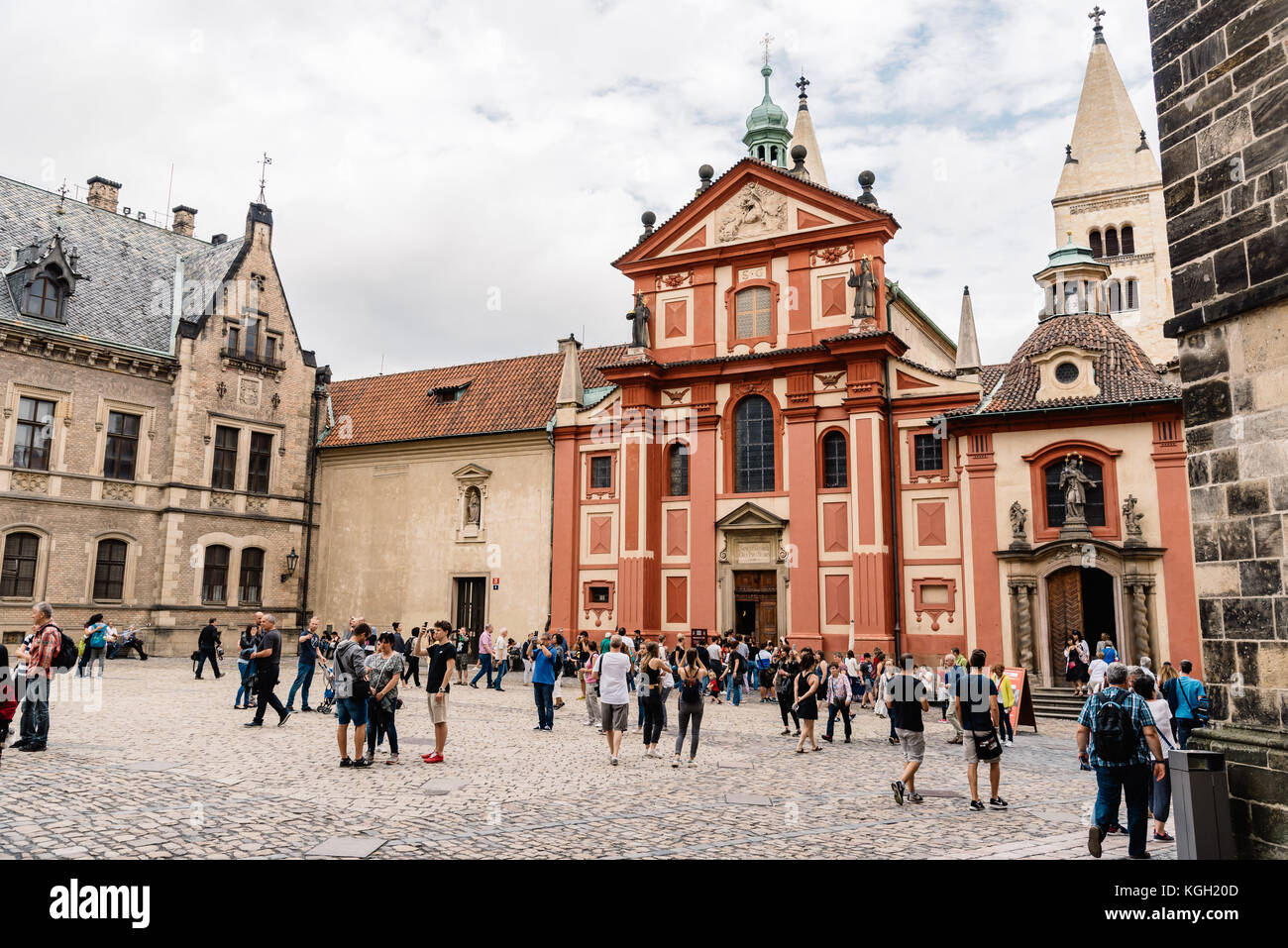 Basilika st george in der prager burg -Fotos und -Bildmaterial in hoher Auflösung – Alamy