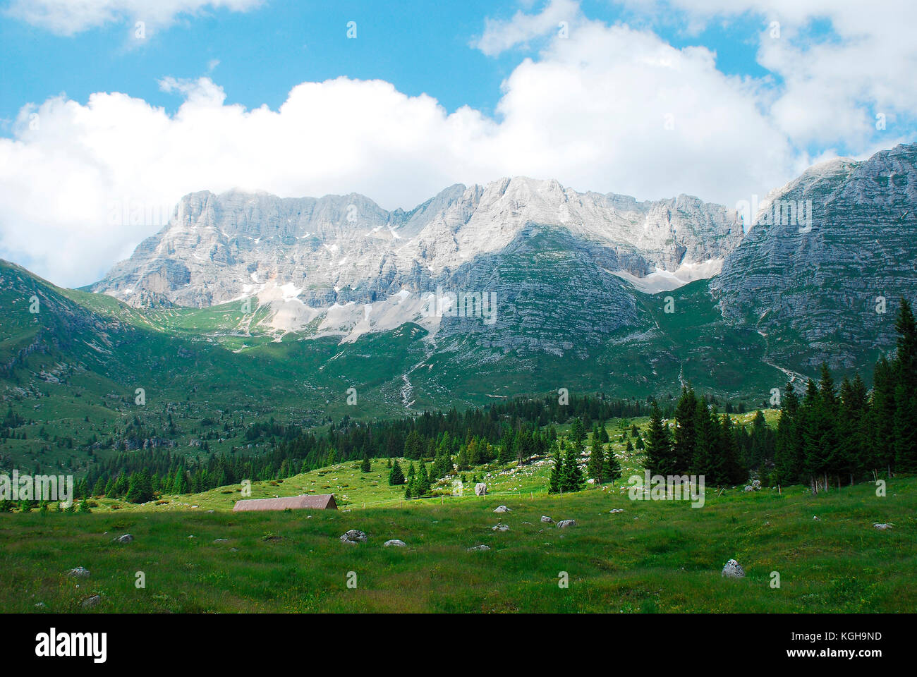 Die ländlichen bergigen Landschaft des Altiplano de Montasio in der ...