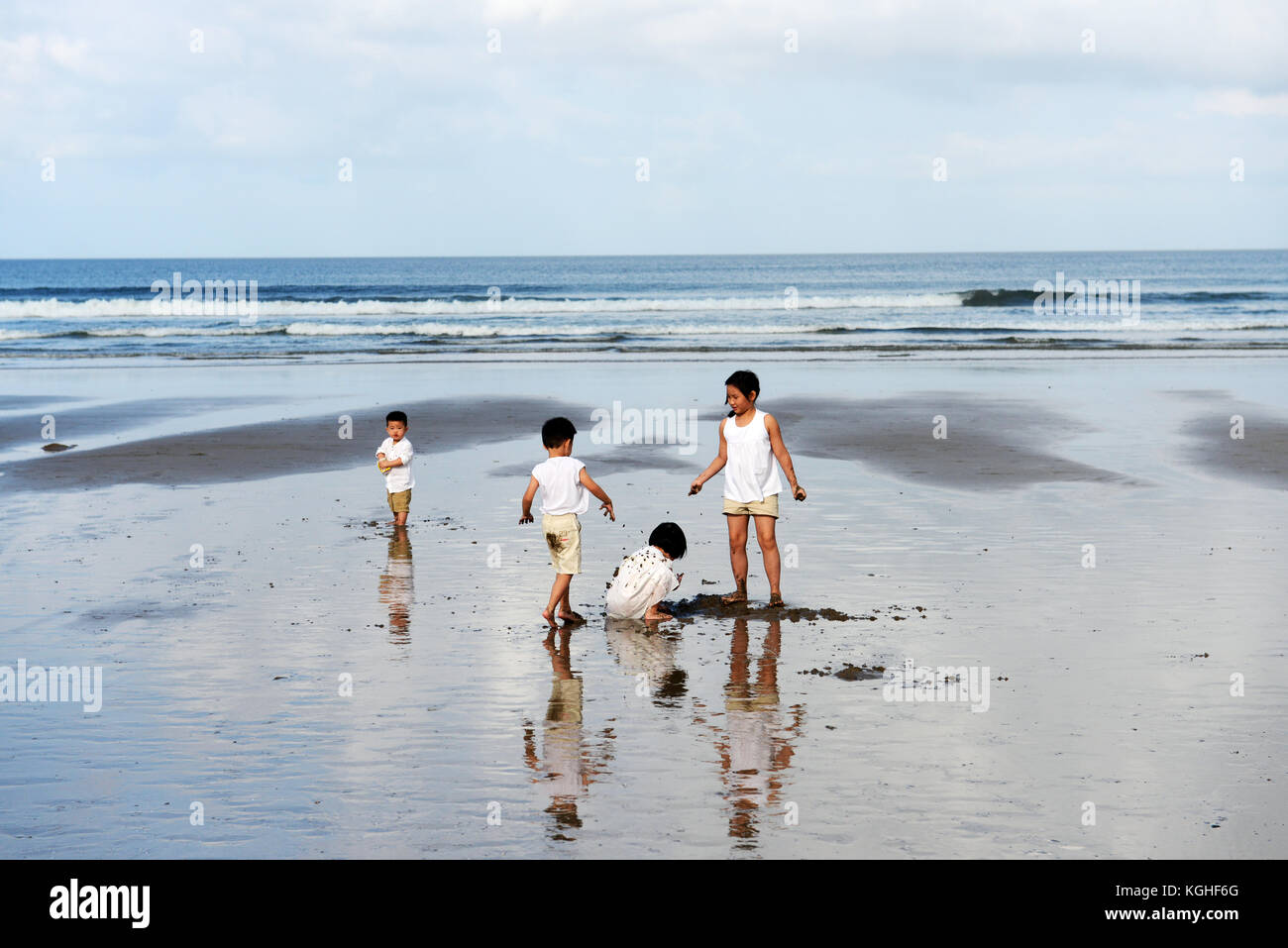 Kinder spielen im Sand am Strand von Kuta, Bali Stockfotografie - Alamy