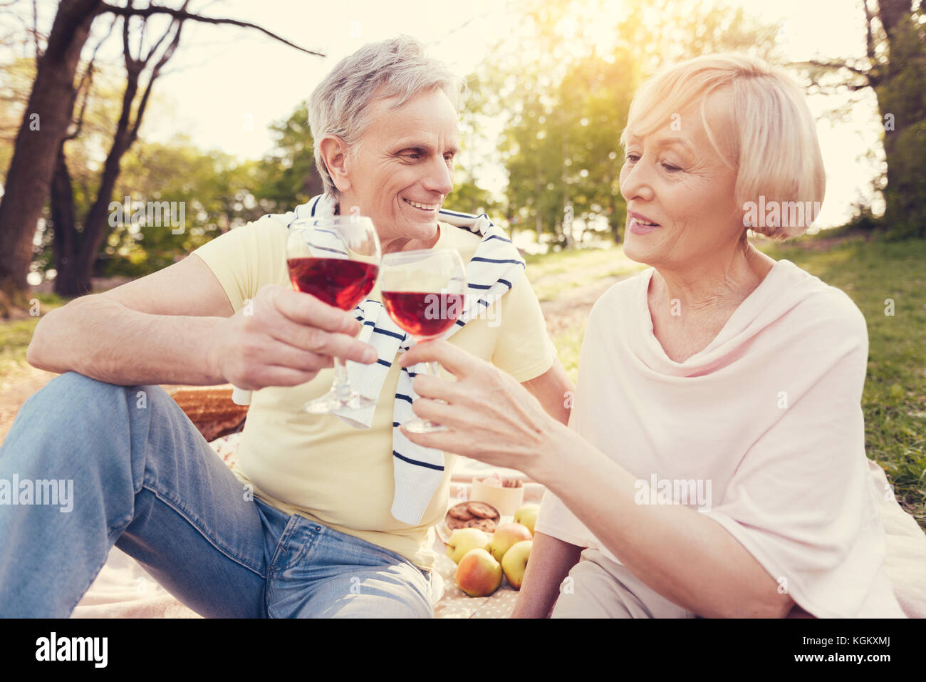 Freude im Alter von Paar ihr Jubiläum feiern Stockfotografie - Alamy