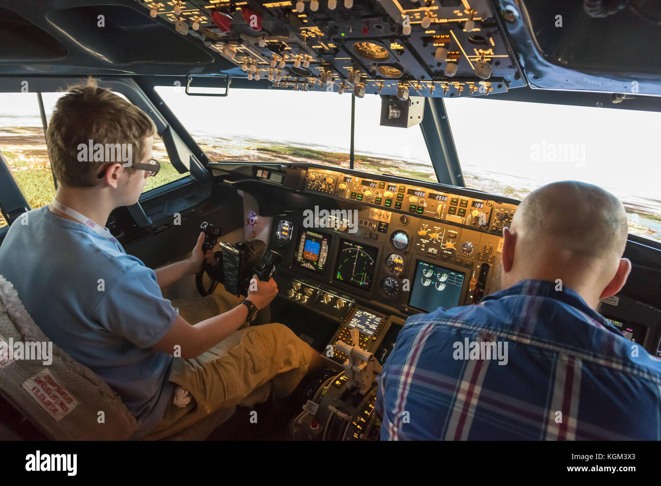 Flight simulator machine -Fotos und -Bildmaterial in hoher Auflösung ...