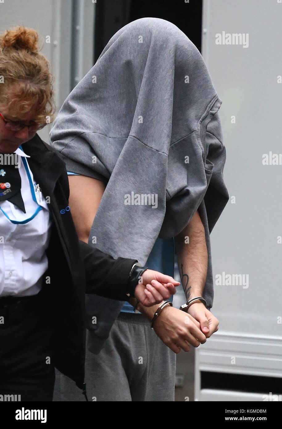 Crown court handcuffed -Fotos und -Bildmaterial in hoher Auflösung – Alamy