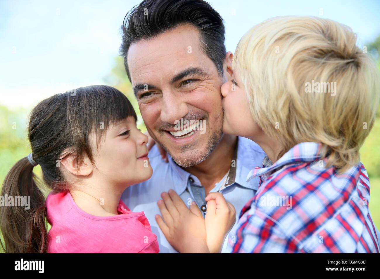 Portrait von Kindern geben einen Kuss auf ihren Papa Stockfotografie ...
