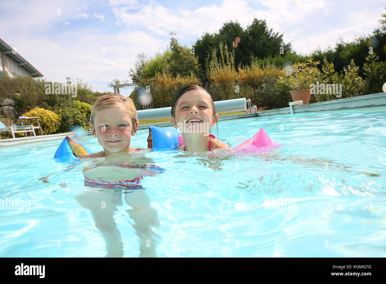 Schwimmen mit kindern -Fotos und -Bildmaterial in hoher Auflösung – Alamy