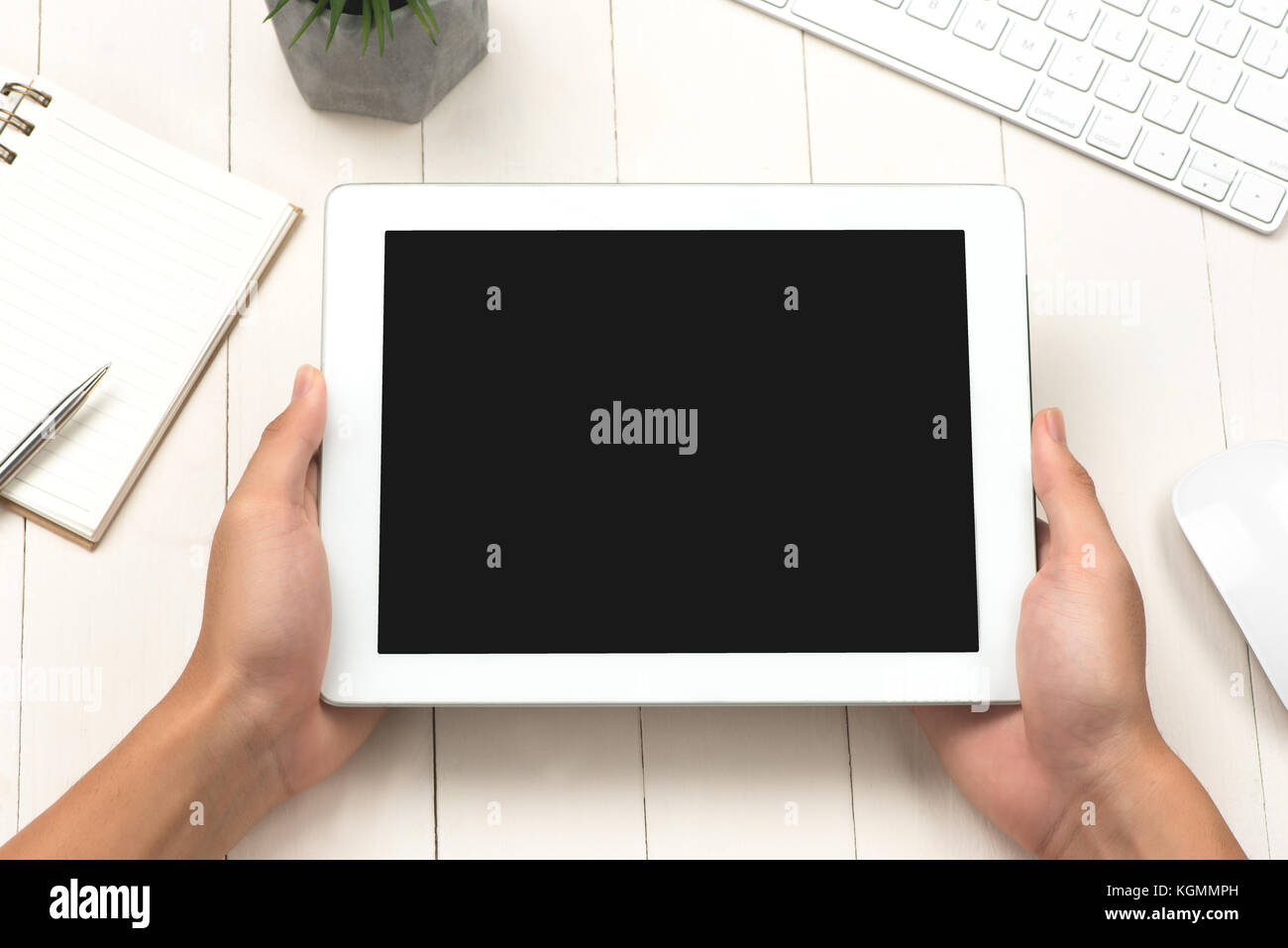 Mann mit digitalen Tablet mit Kopie Platz beim Sitzen am Schreibtisch ...