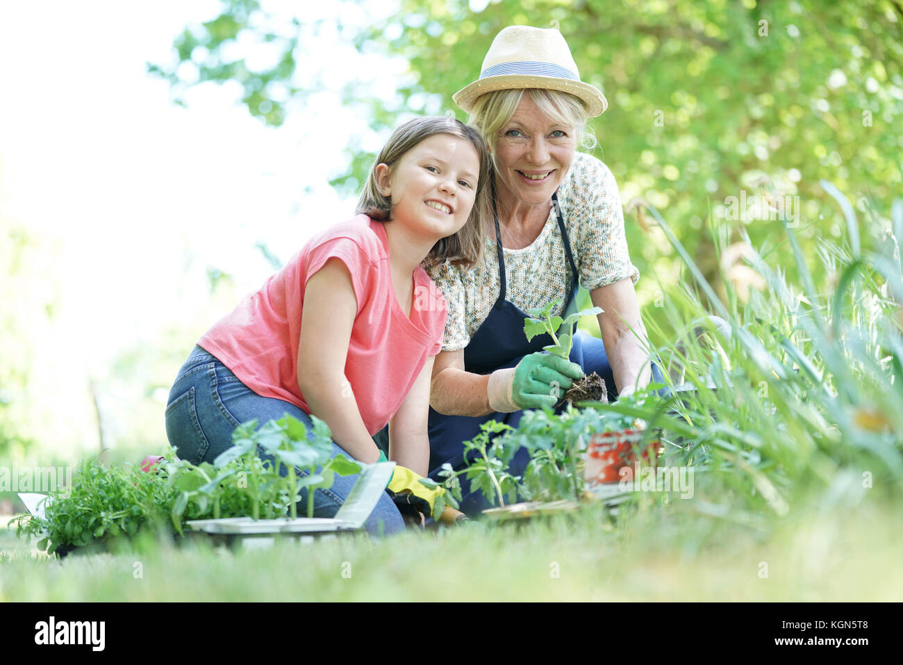 Grandmother granddaughter gardening -Fotos und -Bildmaterial in hoher ...