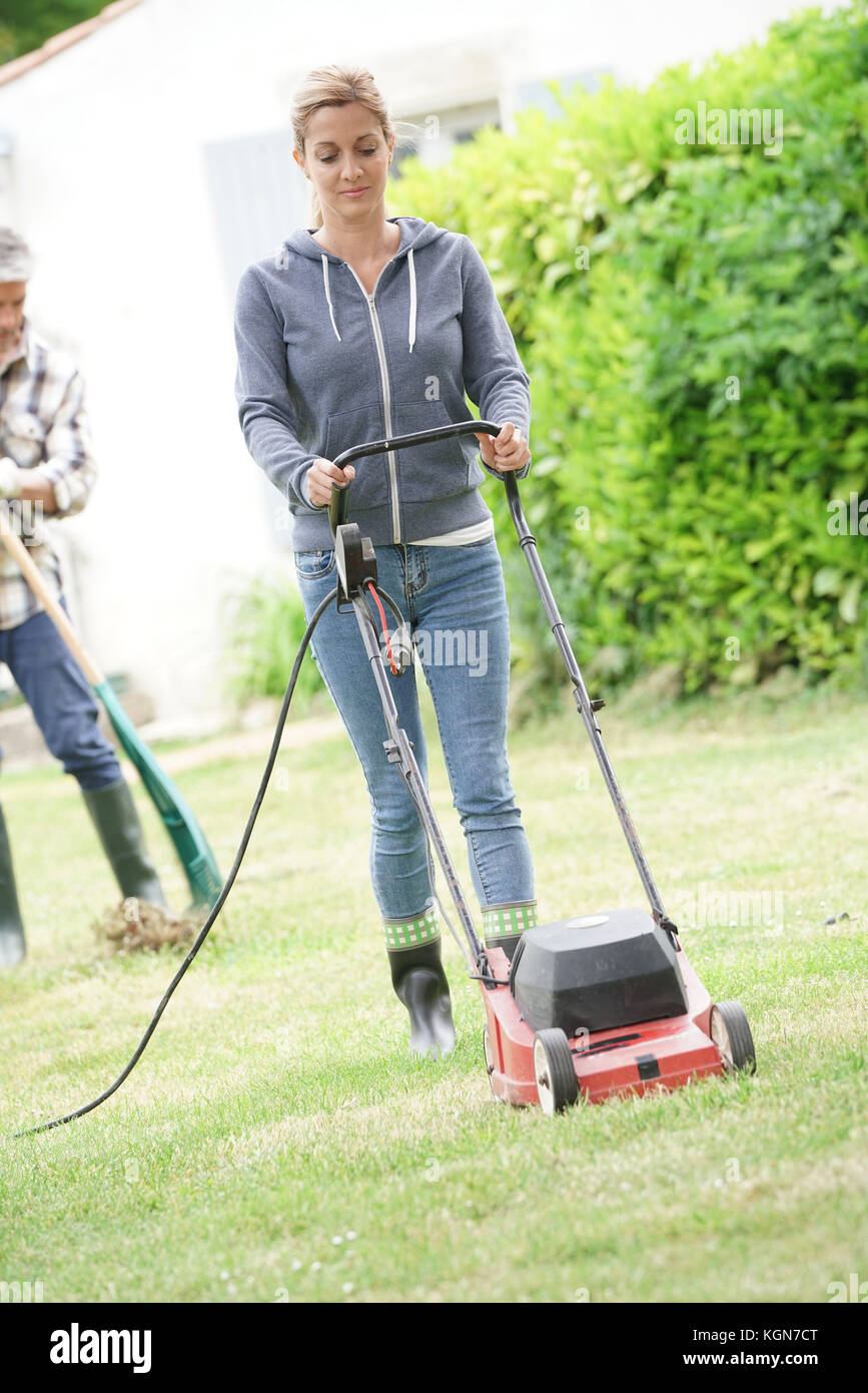 Frau Gartenarbeit Im Rasen Stockfotos und -bilder Kaufen - Alamy