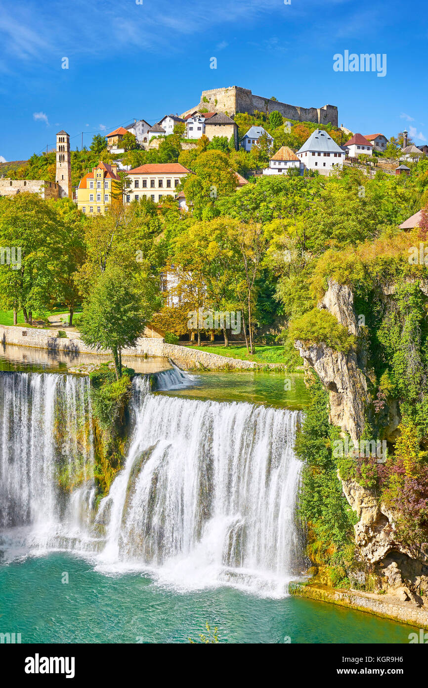 Pliva River Wasserfall und das Schloss aus dem 14. Jahrhundert, Jajce ...