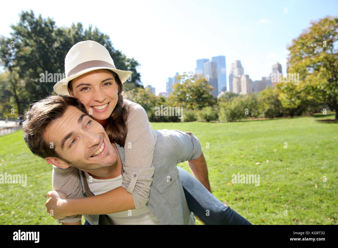 Mann, piggyback Ride zu Freundin im Central Park Stockfotografie - Alamy