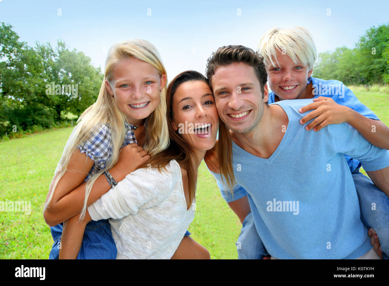 Teenager mit den eltern -Fotos und -Bildmaterial in hoher Auflösung – Alamy