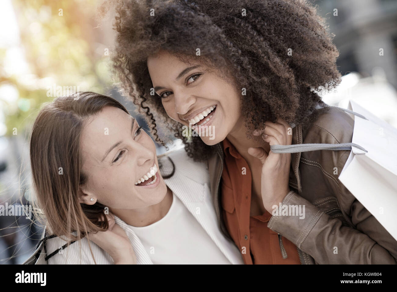 Shoppen freundinnen -Fotos und -Bildmaterial in hoher Auflösung – Alamy