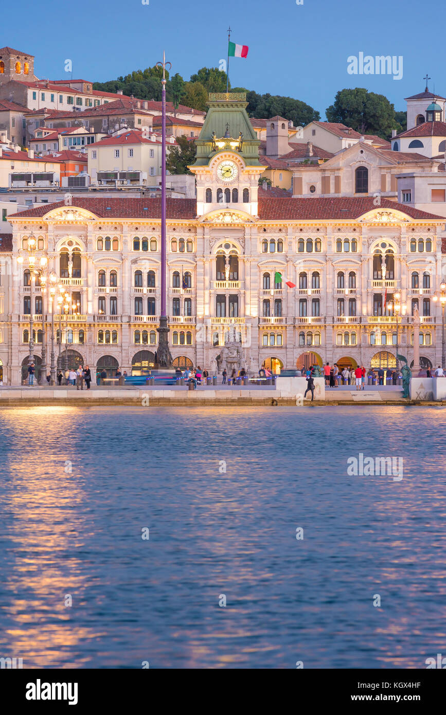 Trieste rathaus am abend -Fotos und -Bildmaterial in hoher Auflösung ...
