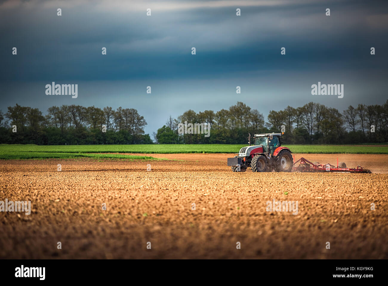 Landwirtschaft landwirtschaftlicher traktor -Fotos und -Bildmaterial in ...