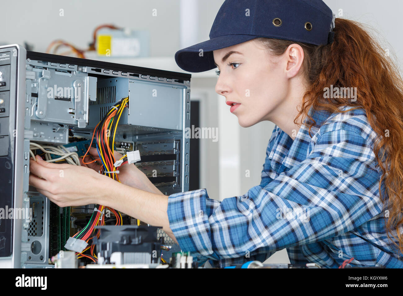 Weibliche computer Techniker Reparatur computer Stockfotografie - Alamy