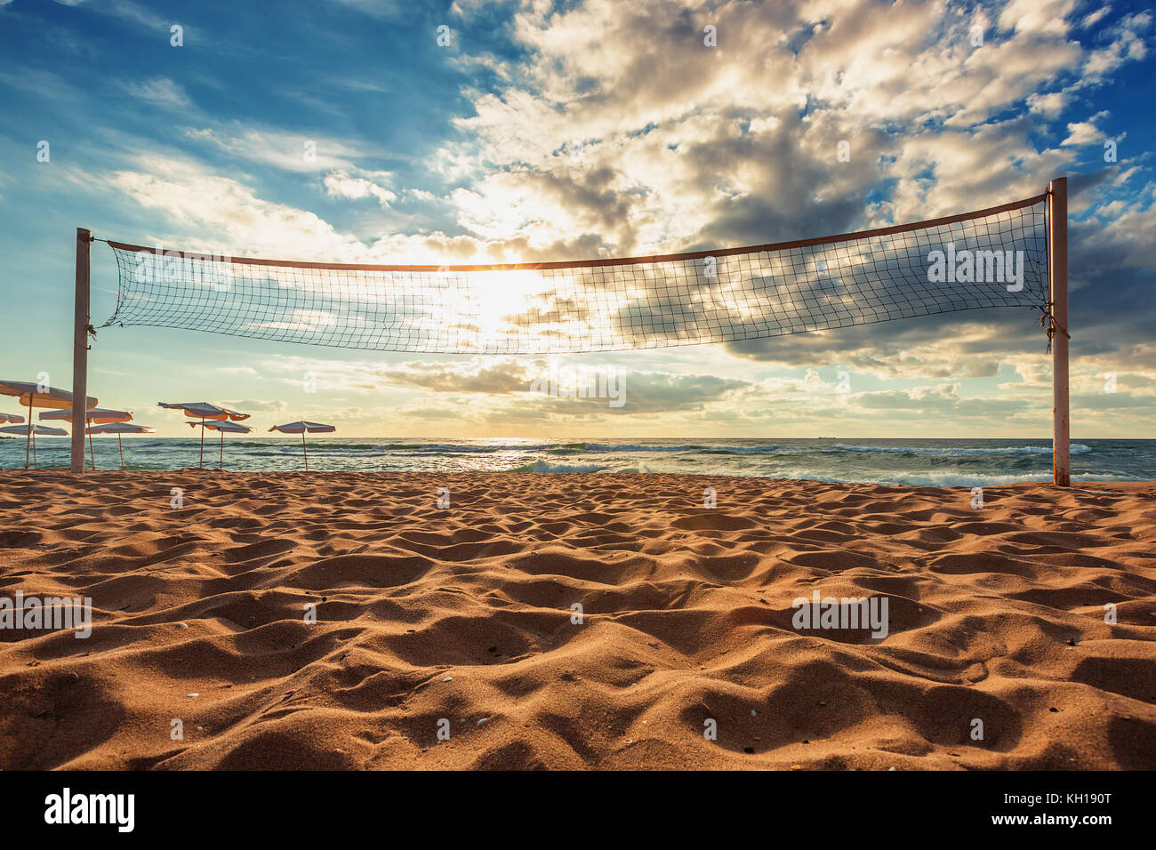 Volleyball spielen am strand -Fotos und -Bildmaterial in hoher ...