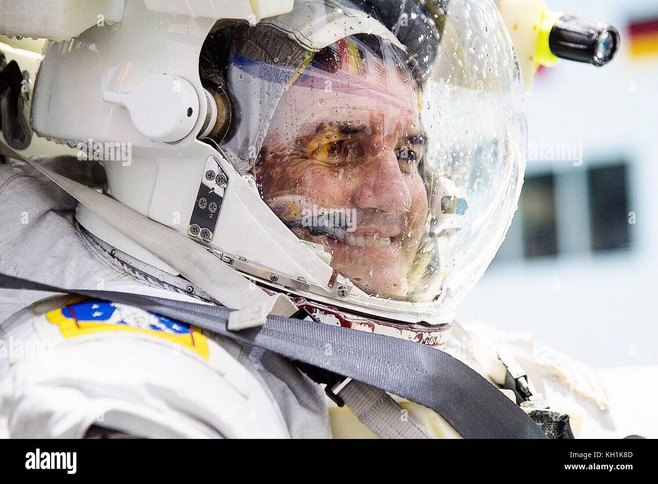 Nasa-Astronaut Rex Walheim nach, die sich aus der Neutral Buoyancy ...
