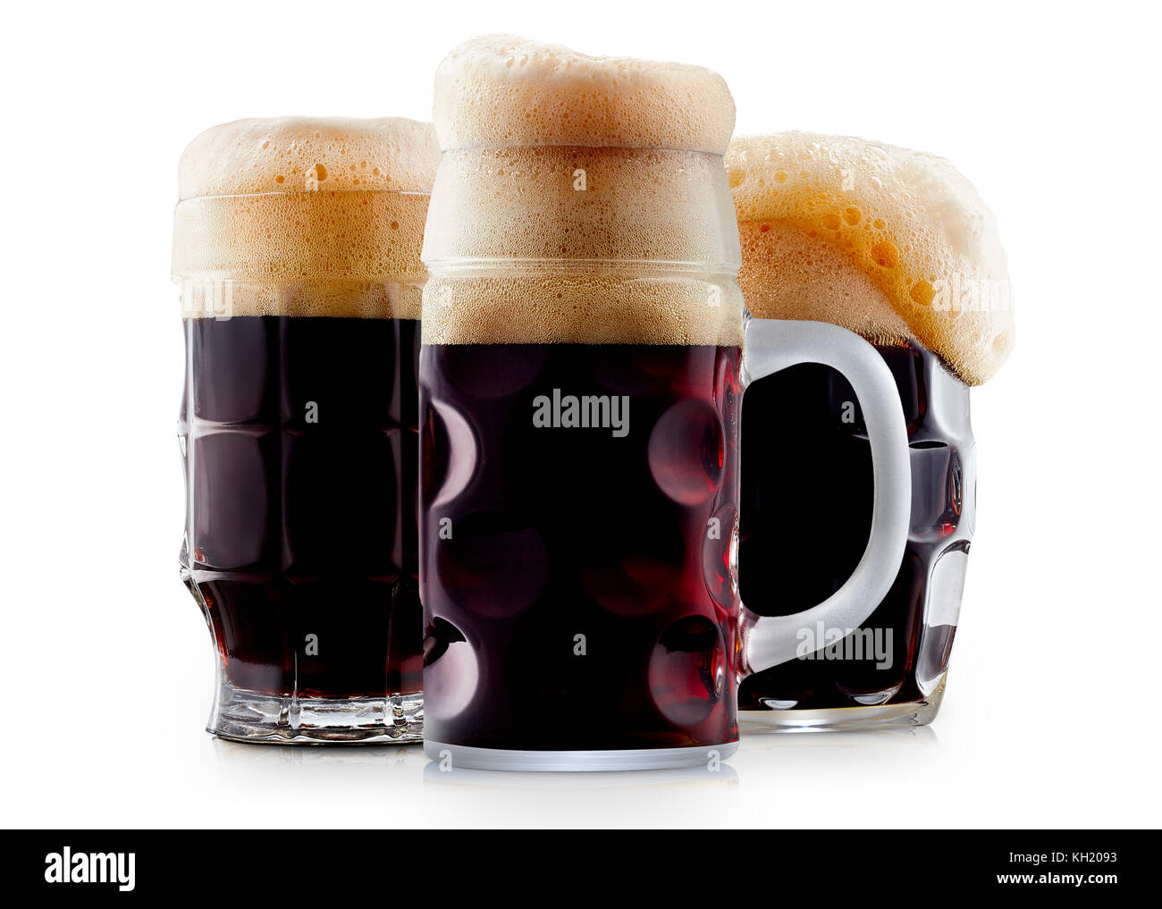 Becher frosty dunkles Bier mit Schaum Stockfotografie - Alamy