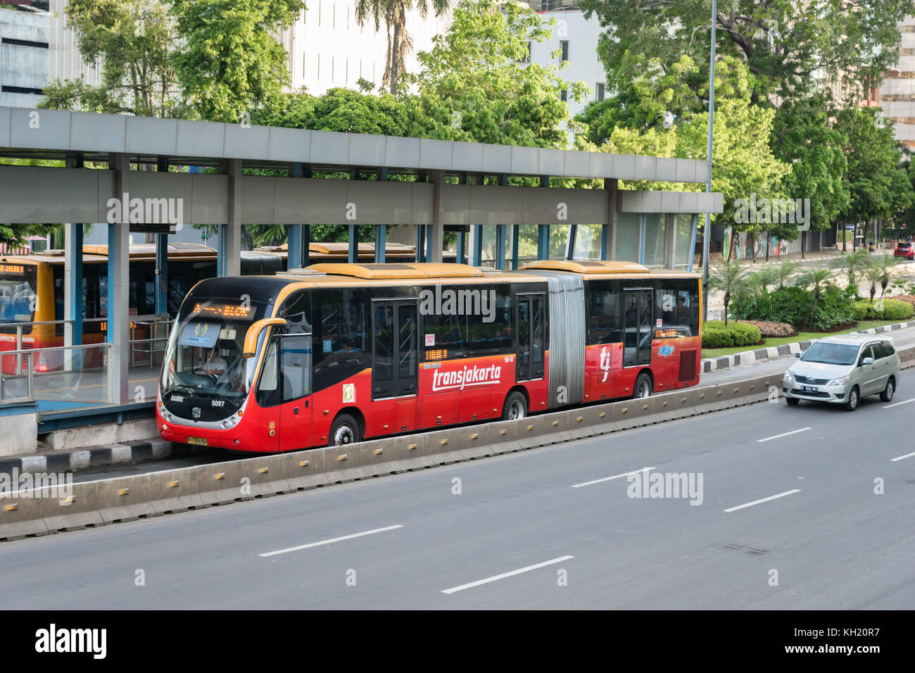Jakarta, Indonesien - November 2017: transjakarta Bus in der Innenstadt ...