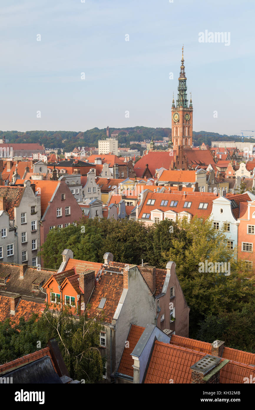 Alte Wohnhäuser und die wichtigsten Rathaus turm in der Stadt (Altstadt ...
