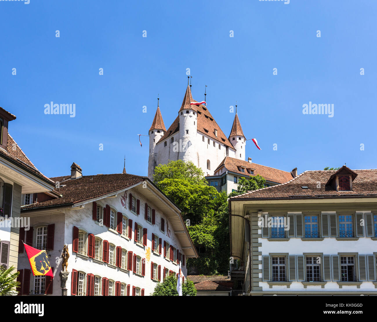 Das Schloss und die Altstadt von Thun im Kanton Bern Stockfotografie ...
