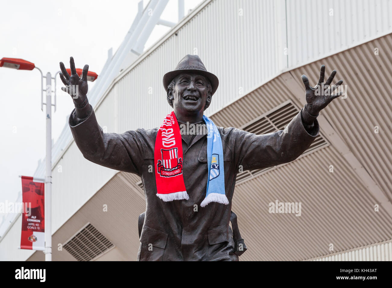 Eine Statue von Bob Stokoe vor dem Stadium of Light in Sunderland ...