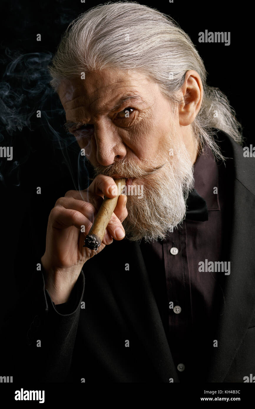 Old man smoking -Fotos und -Bildmaterial in hoher Auflösung – Alamy