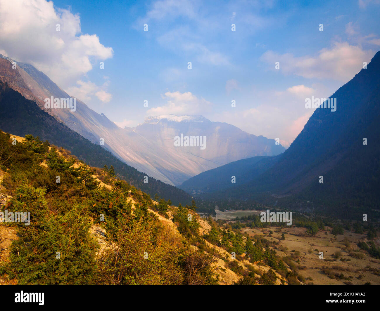 Blick auf den herrlichen Klippen von swarga dwar (Tor zum Himmel) von ...