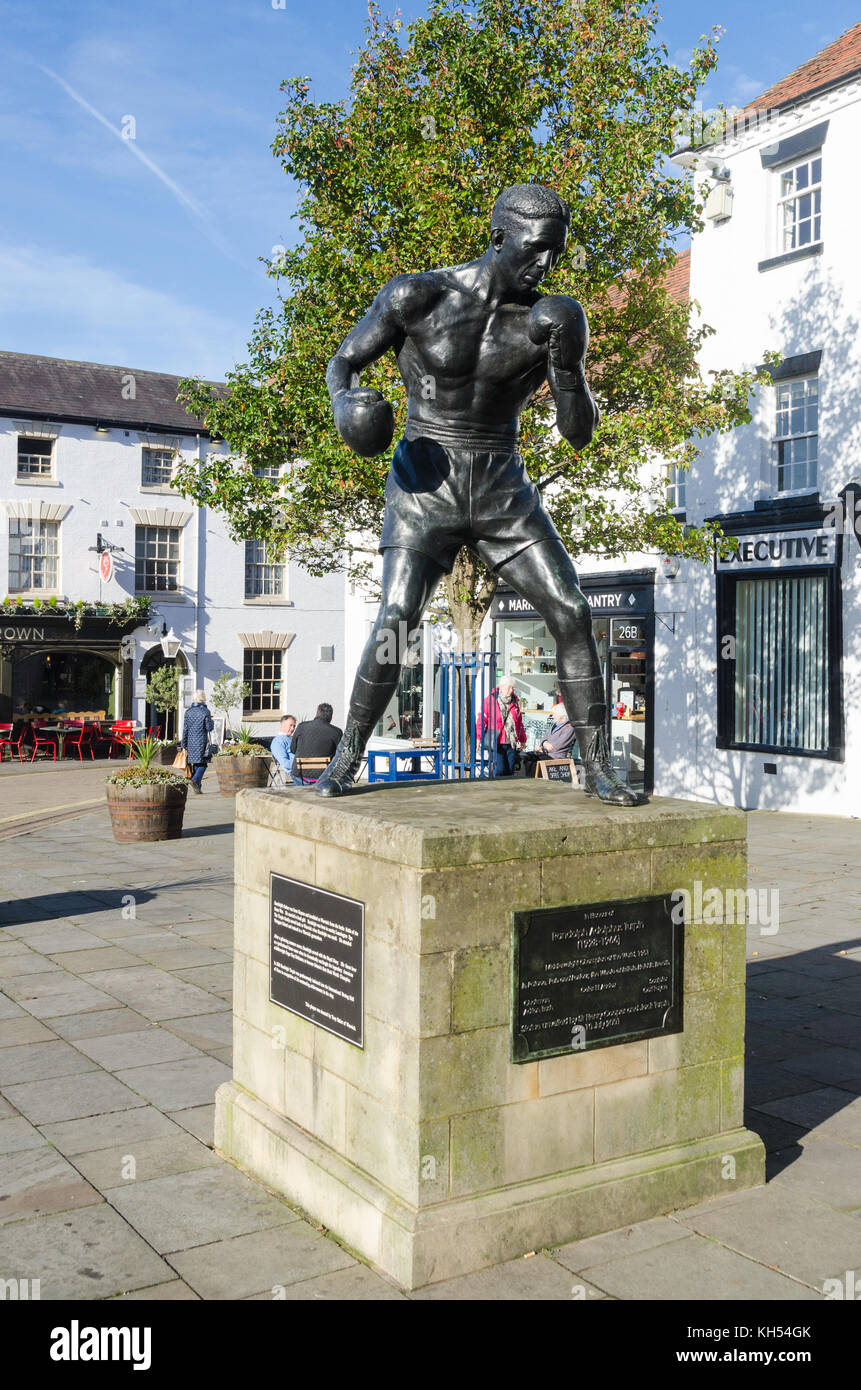 Statue warwick boxer -Fotos und -Bildmaterial in hoher Auflösung – Alamy