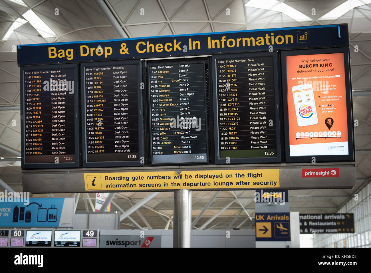 Check in at stansted airport -Fotos und -Bildmaterial in hoher ...