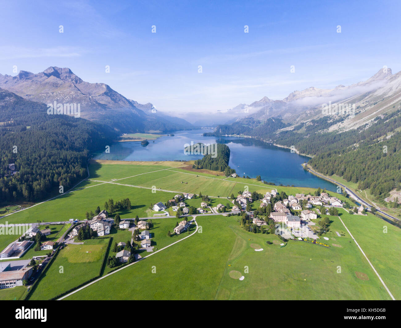 Village sils maria lake sils -Fotos und -Bildmaterial in hoher ...