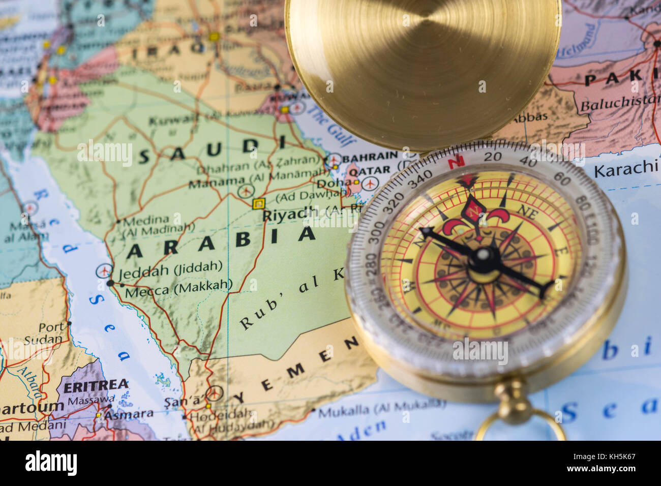 Kompass auf eine Nahaufnahme Karte zeigen auf Saudi-arabien und Planung ...