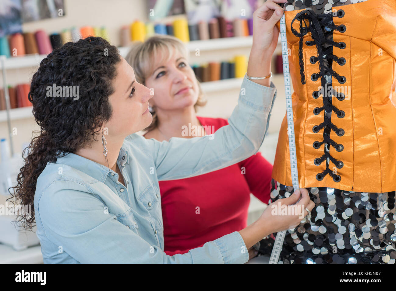 Orange mieder -Fotos und -Bildmaterial in hoher Auflösung – Alamy