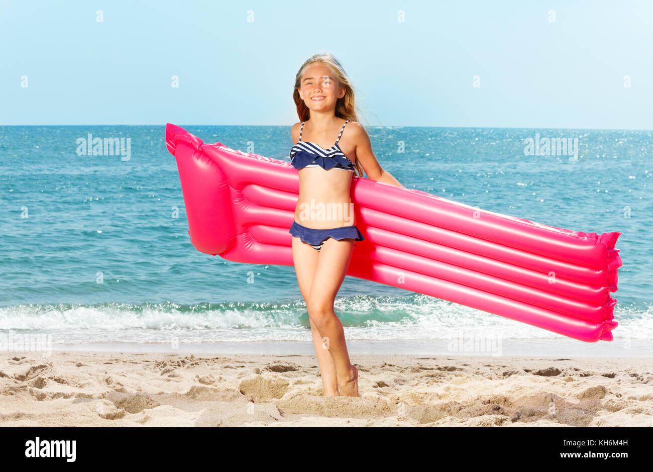 Gerne Jugendliche Mädchen Mit Bikini Mit Rosa Aufblasbare Matratze Auf