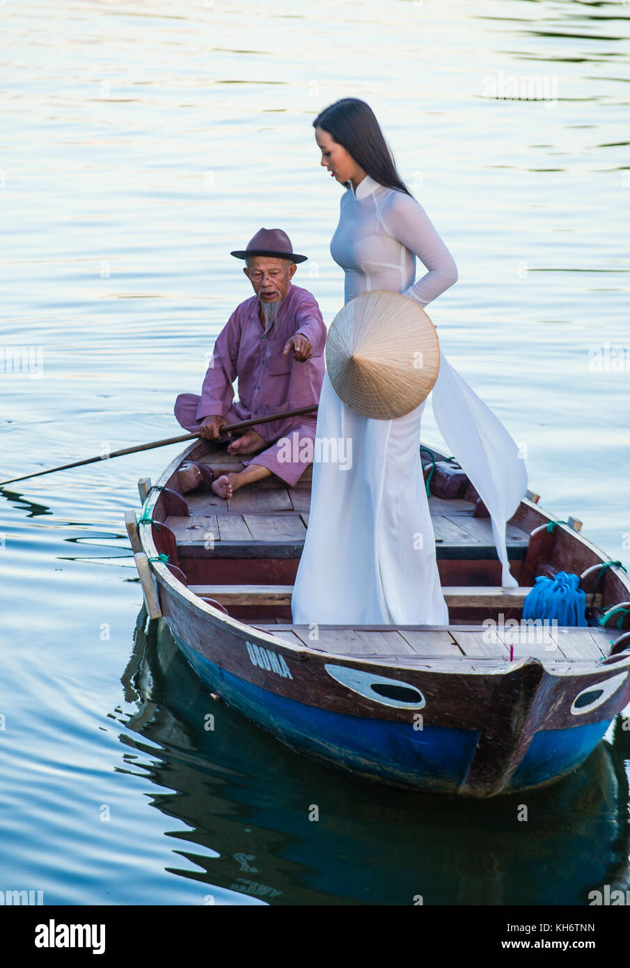 Vietnamesin Ao Dai Kleid tragen in der Mitte Herbst festiaval in Hoi An ...