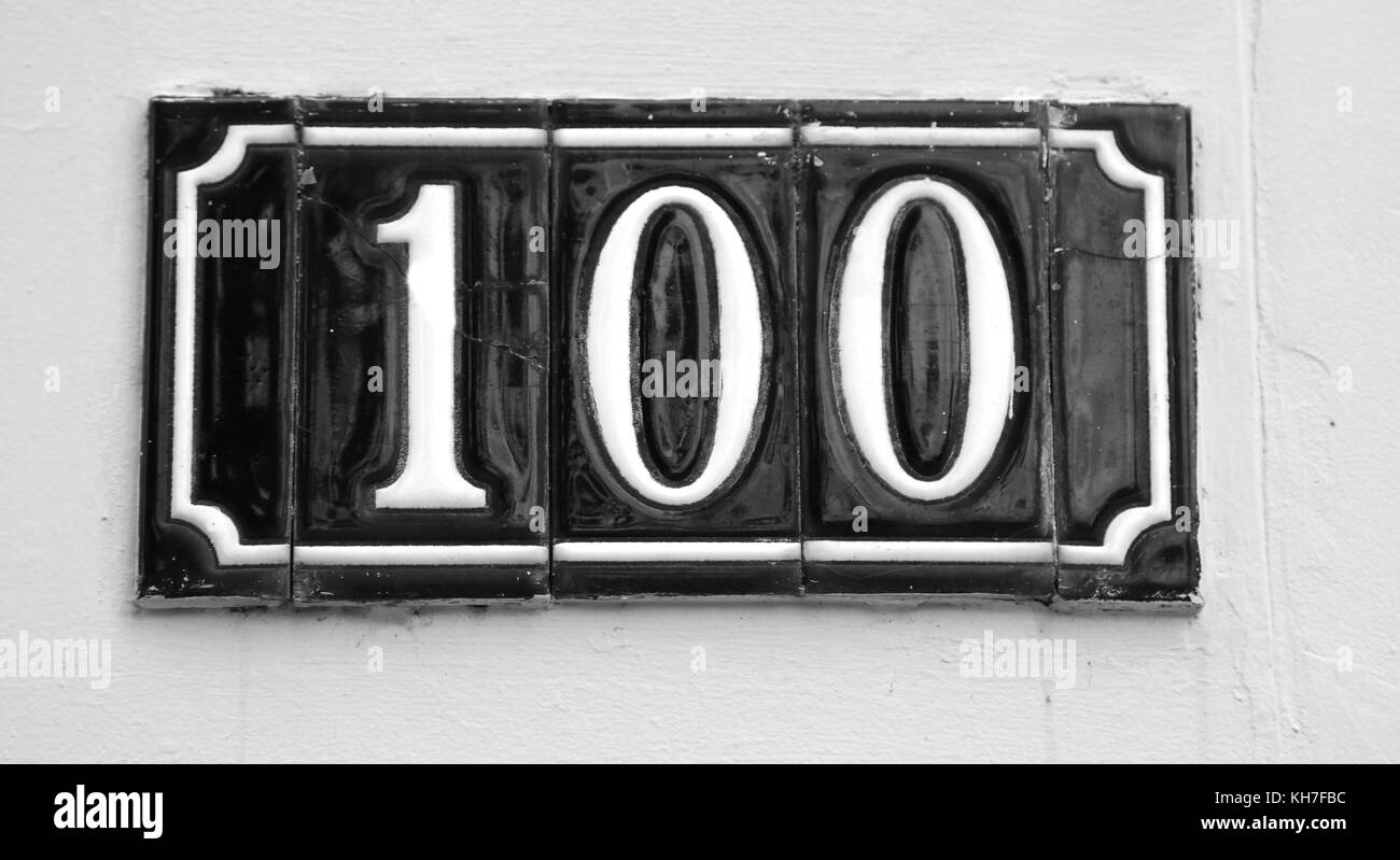 Großes Schild mit der Zahl 100 mit glänzenden Kacheln Stockfotografie ...